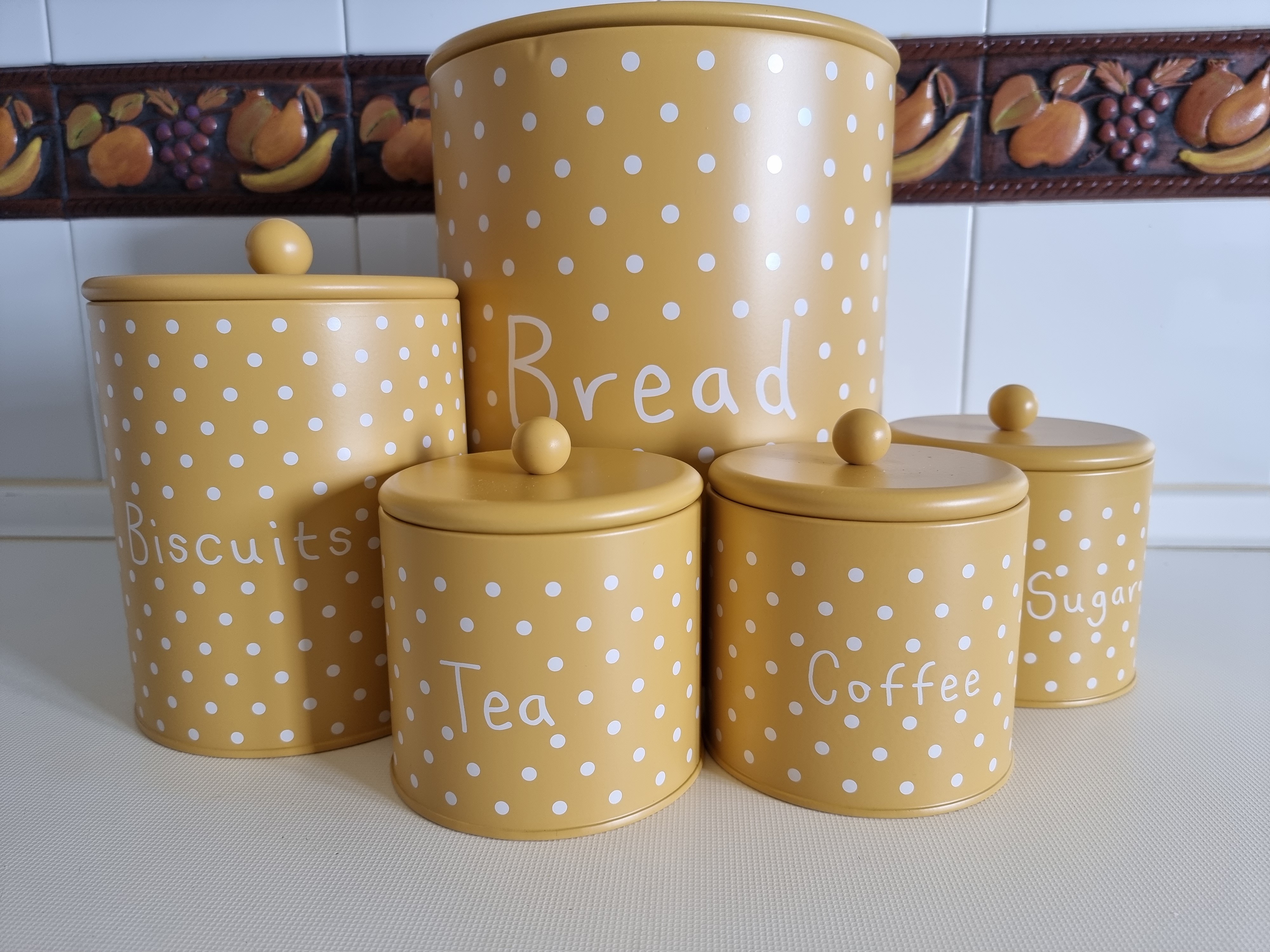 Lata metal amarilla lunares blancos Biscuits